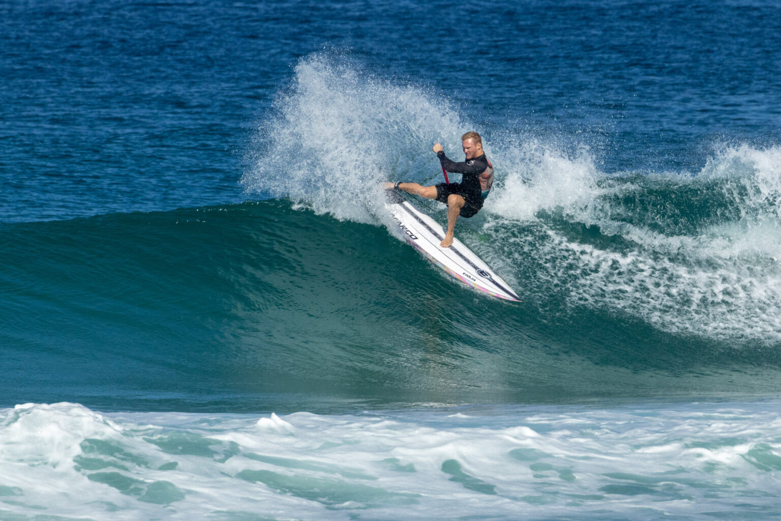 Marco Surf – Da remada ao drop, entregamos a melhor experiência no mar.